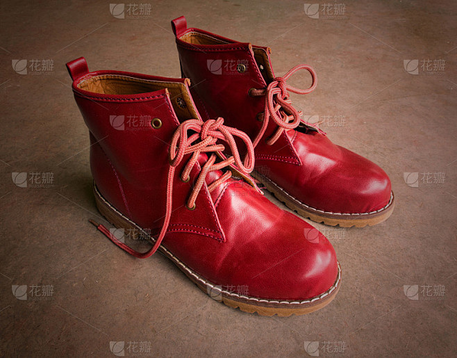 红靴子和松开的鞋带