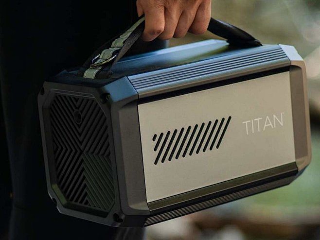 Raptic Titan XL 500 rechargeable power station can charge smartphones ...