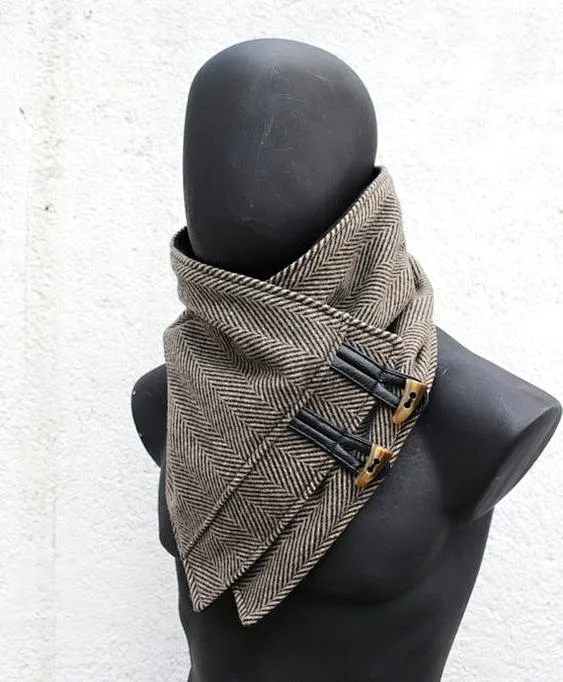 La bufanda es muy suave , cómoda y calientita. El exterior es paño de lana con un lindo diseño ...