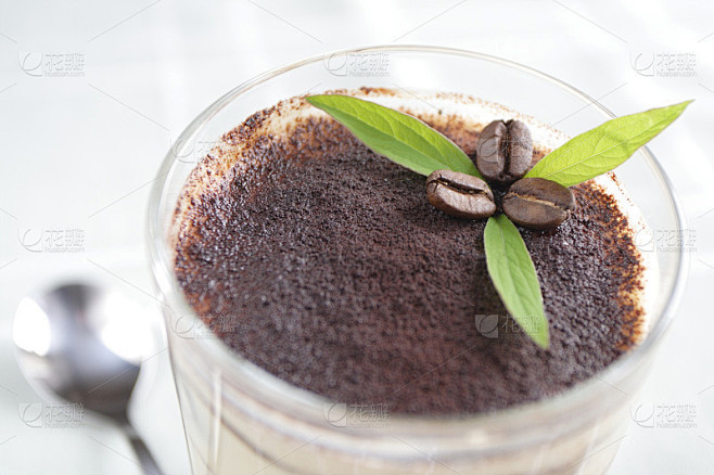 提拉米苏和勺子