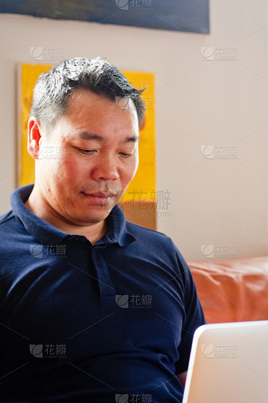 男性,中国人,使用手提电脑,计算机,垂直画幅,东亚人,室内,技术,人种,笔记本电脑