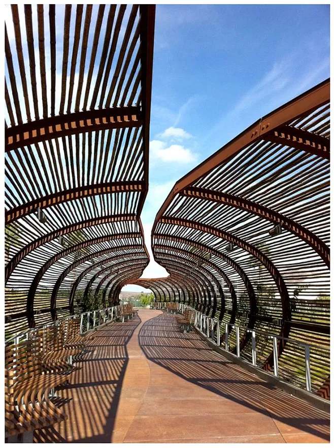 Dos Lagos Pedestrian Walkway, Corona, California-花瓣网