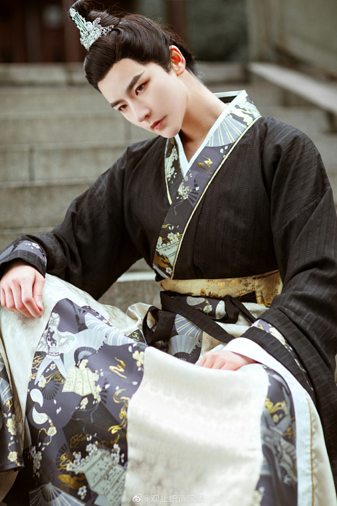 #汉服上新# Ding～原创定织！【趁东风】上线！ 祝英台（晋制）X马文才（南北朝裲裆） “同年同日又同窗，不似鸾凰，谁似鸾凰。 石榴树下事 ...