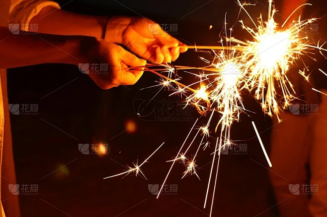 人们在海滩上欣赏手持烟花素材-花瓣网