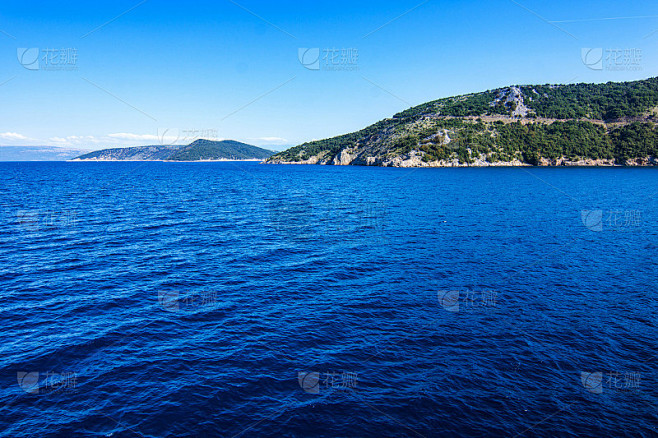 亚得里亚海。水蓝色的背景