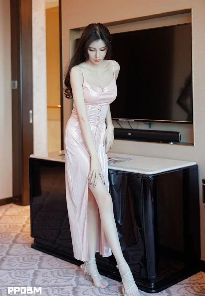 模特酒店场景拍摄粉色吊带长裙原色丝袜 PPOBM时尚O网页链接 -花瓣网