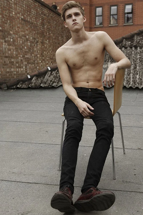 Adam Abraham-花瓣网