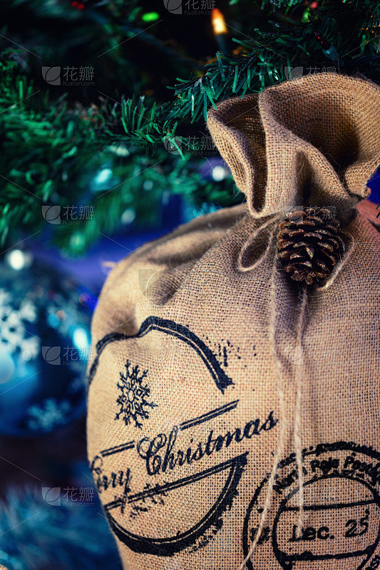 圣诞老人包下圣诞树，圣诞佳节背景