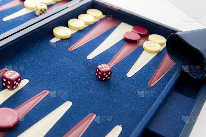 棋盘游戏-双陆棋在玩