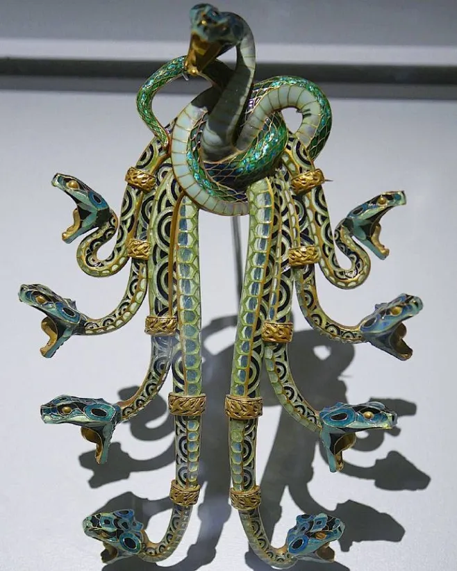 1899 年 法国大师rené Lalique 设计的黄金和珐琅九头蛇形胸针。是否让大家漫威的世界里无孔不入的九头蛇间谍呢？ 九头蛇其实是