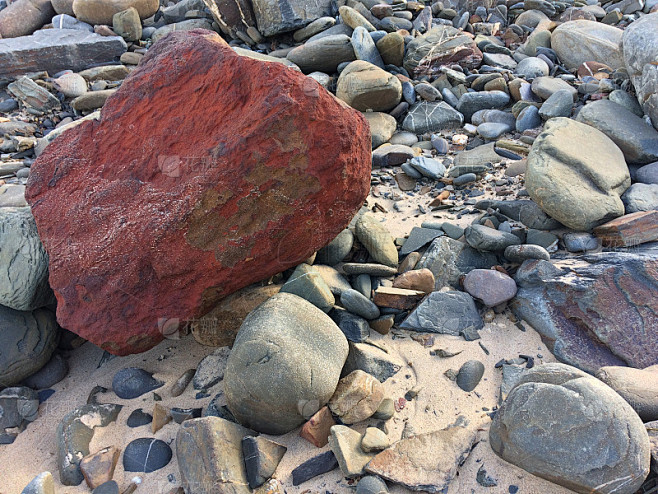 红色的石头，不寻常的石头