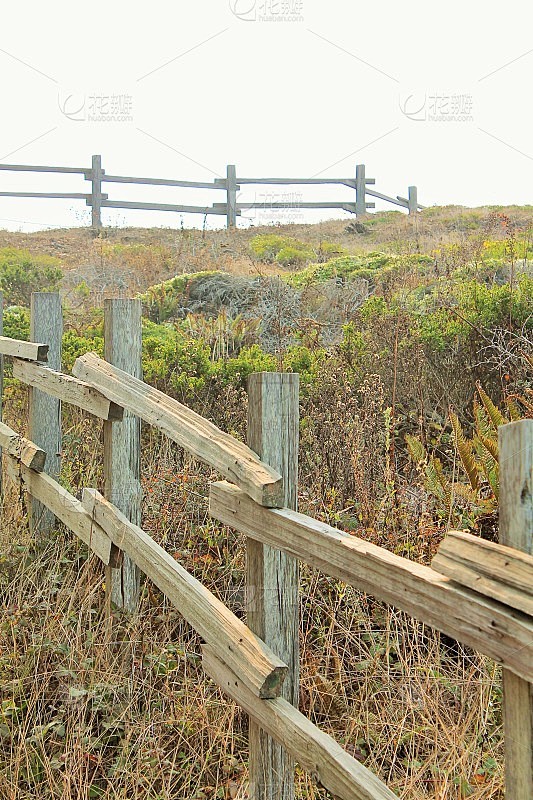 道路两旁有多层栅栏