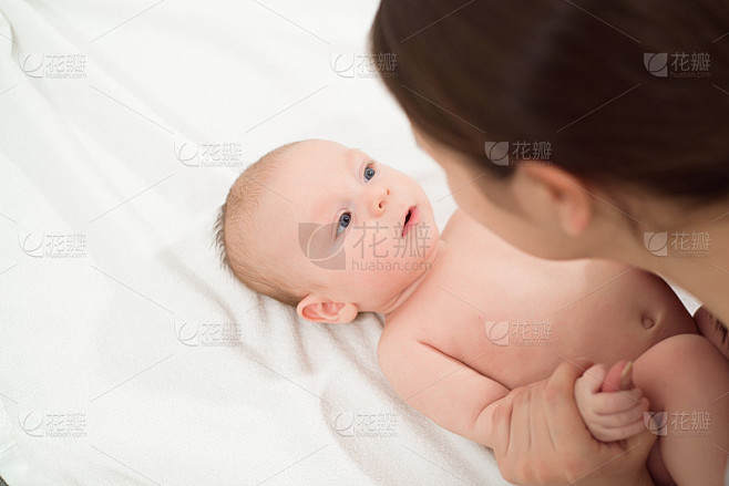 幸福的家庭。妈妈和她的孩子在卧室里玩。 6293