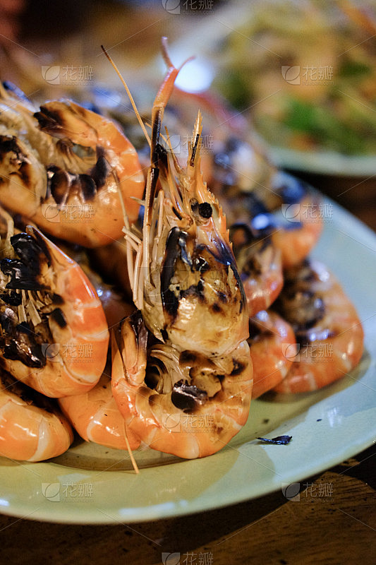 木炭烤虾，合上