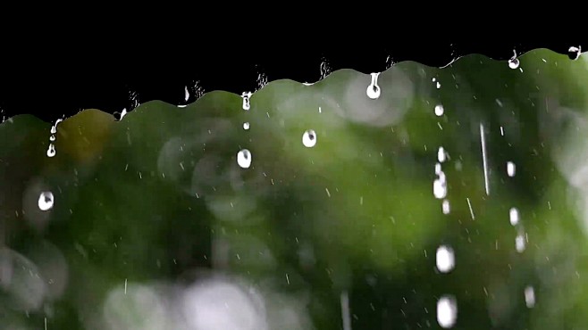 雨落在屋顶上。