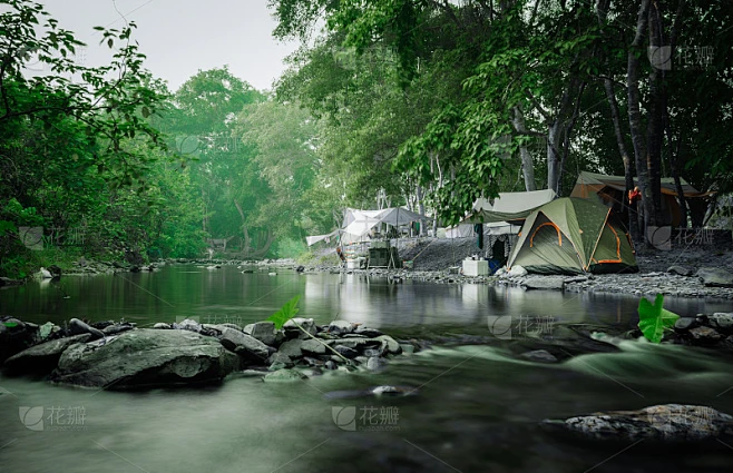 在自然公园的河边露营和帐篷素材-花瓣网