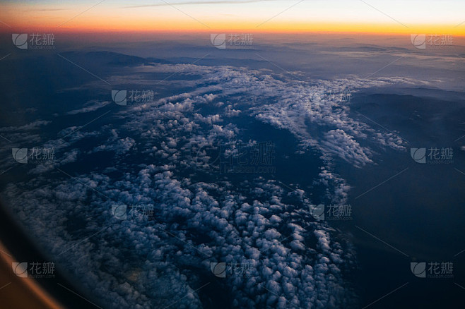 从飞机的窗口看多云的天空