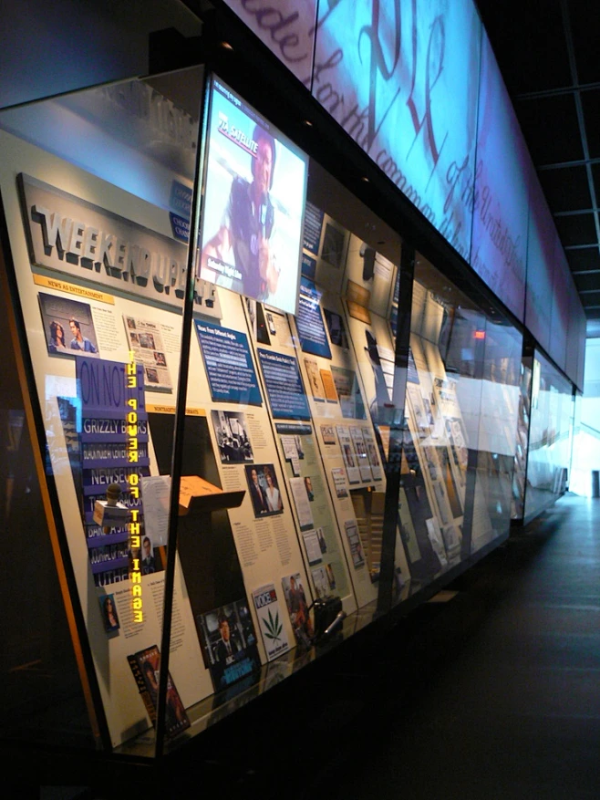 Newseum - Washington D.C - Display case-花瓣网