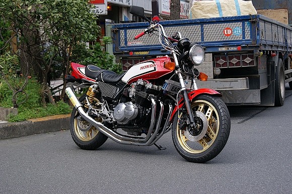 CB750F 748 cc (45.6 cu in) 4 carburetors [30] DOHC [30] 4 68 hp (51 kW) @ 9000 RPM [30] 5.9 kg·m ...