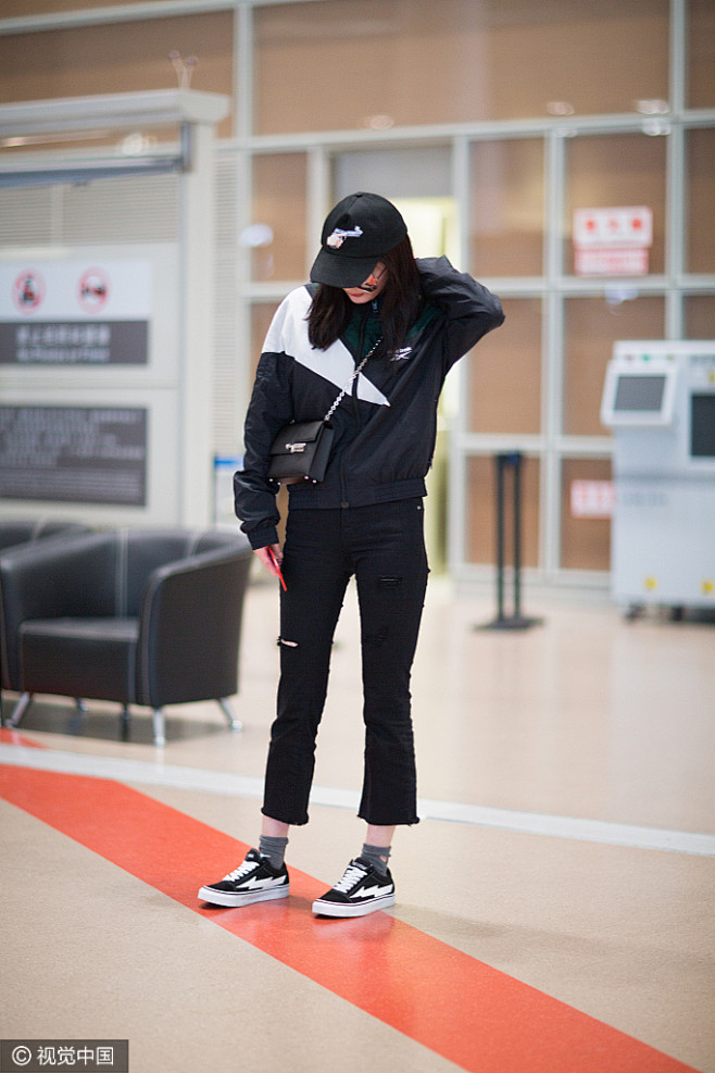 杨幂机场街拍把“校服”穿出了新高度