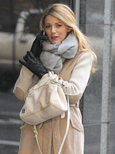 布莱克莱弗利-花瓣网|陪你做生活的设计师 | ake Lively) 近日拿博柏利-珀松 (Burberry Prorsum) 2012秋冬系列包包