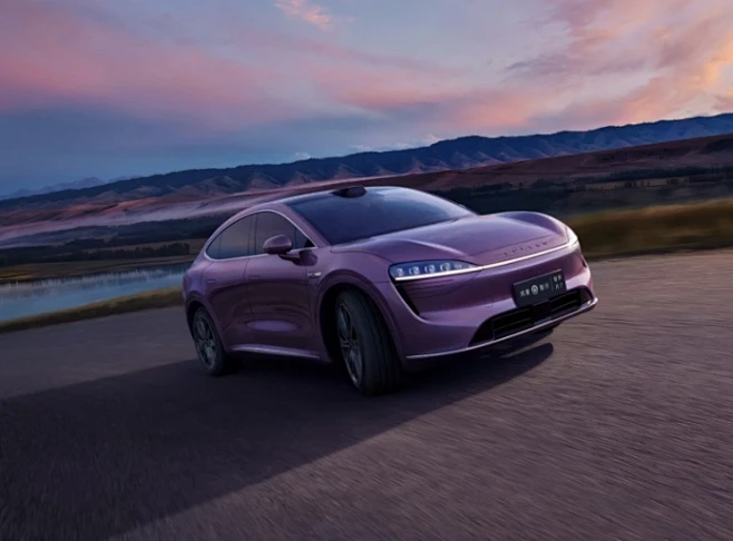 智界 R7 幻影紫正在弯道上行驶-花瓣网