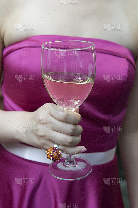 拿着酒杯 7268