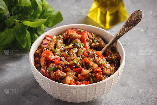 传统白种人沙拉配烤蔬菜。