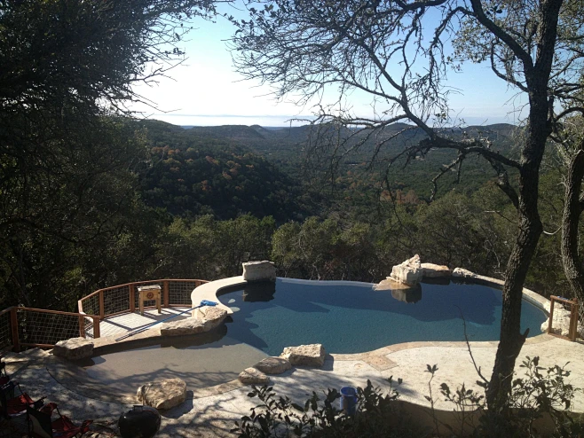 Example of a mid-sized minimalist backyard kidney-shaped infinity pool ...