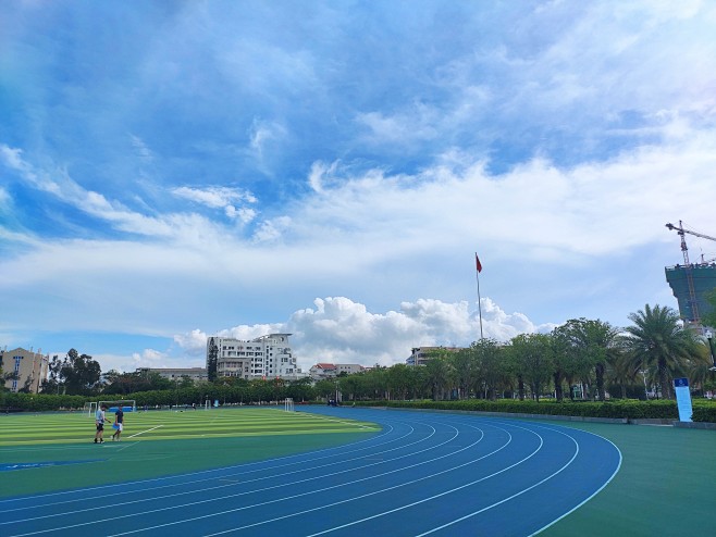蓝天白云和操场