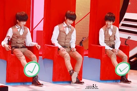 【CheerUp独家】#TFBOYS# #王源# #王俊凯# #易烊千玺# 140828 深圳卫视年代秀 高清6P 我想拿着 玫瑰 悄悄的 靠近你 啊呀？！掉了。。【本站独家禁止任何形式二改 ...