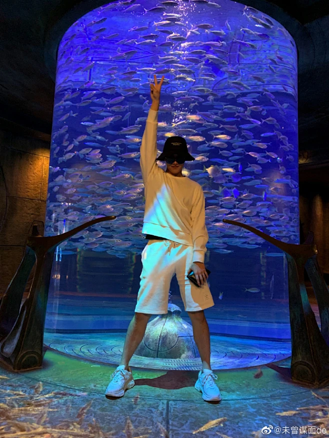 洋迪超话 如果是真的那就可以理解yy直播那天wt会在直播间啦（最后我觉得这俩拍照姿势都像） -花瓣网