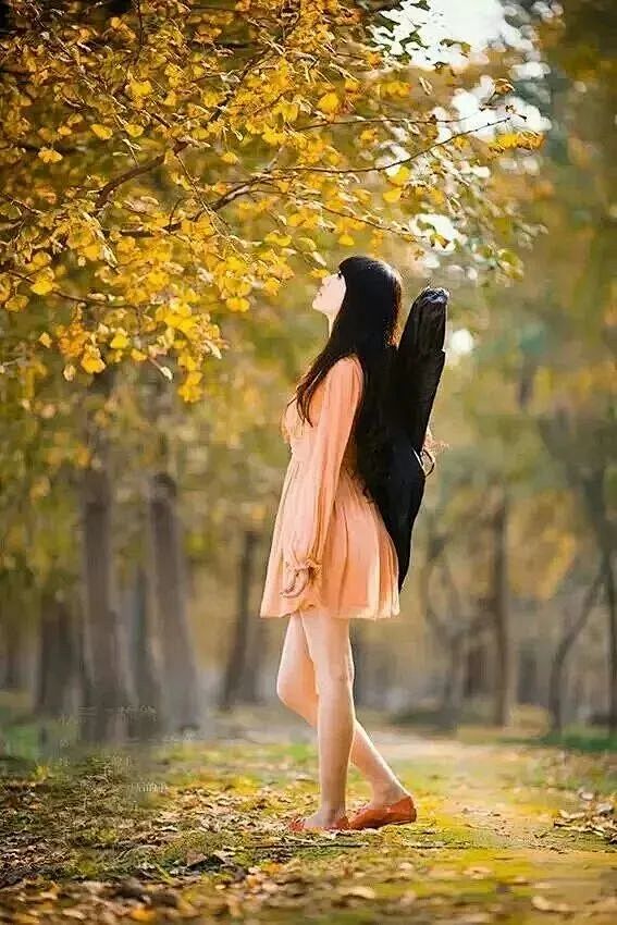 浮生若梦，困住了谁的过往？落寞的心思，在谁的故事里低吟浅唱？人间烟火里有着动人的情肠，多情总是怀着昨日的殇。 写着寂寞的字，心却在无边的夜色里 ...