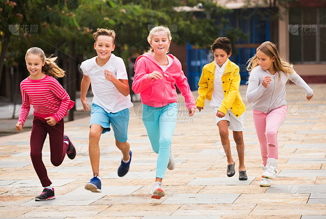 孩子们在公园里慢跑