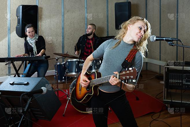 优秀的吉他手和乐队歌手