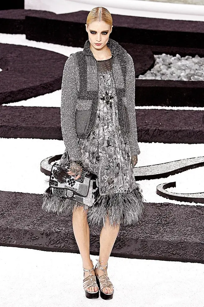 Chanel Spring 2011 Ready-to-Wear Fashion Show : The complete Chanel ...