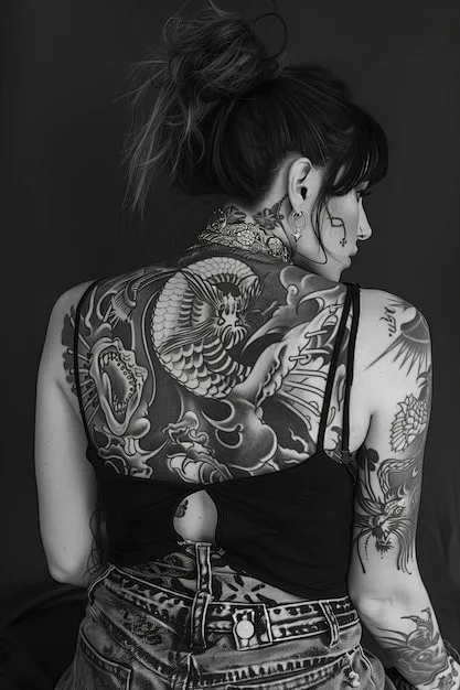 Back of gangster full of tattoos-花瓣网