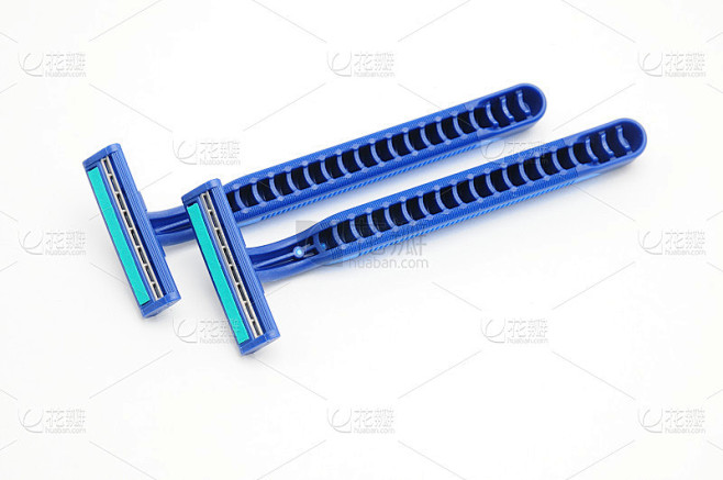 一次性剃须刀在白色背景上