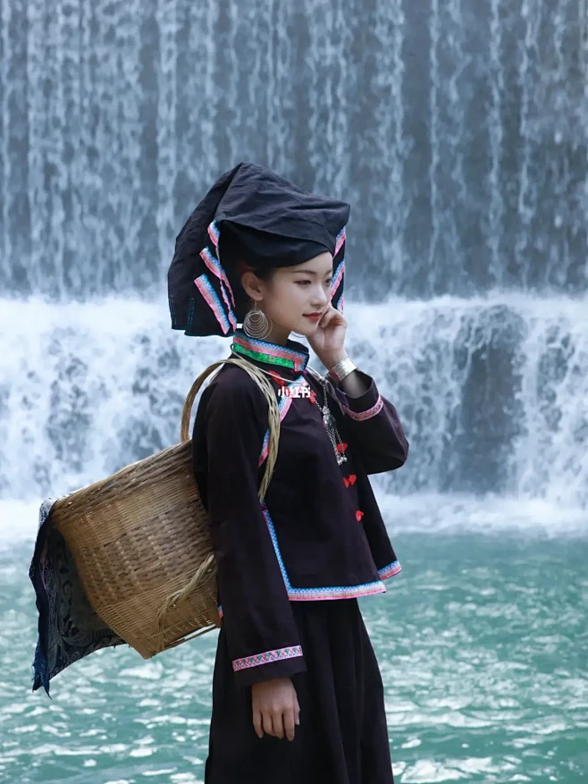 黑衣壮| 至今最为传统，最具特点的壮族服饰 【黑衣壮简介】 黑衣壮是广西壮族的一个支系，主要集中在广西百色市那坡县，聚居在生态环境脆弱的大石 ...