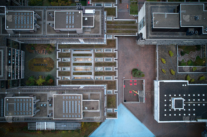 鸟瞰图:Zürich UZH大学校园Irchel在Zürich市，一个下雨天。