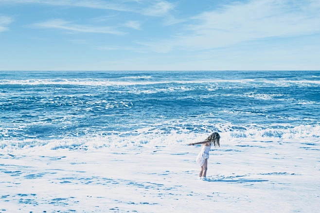 Gable Denims在 500px 上的照片Mixed race girl playing in ocean waves-花瓣网