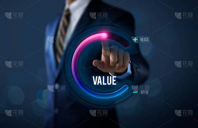 增长价值、增值、增值或业务增长概念。商人正在黑暗的背景上画一个圆形的进度条，上面有"Value UE