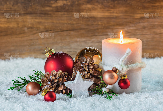 用燃烧的蜡烛装饰圣诞佳节