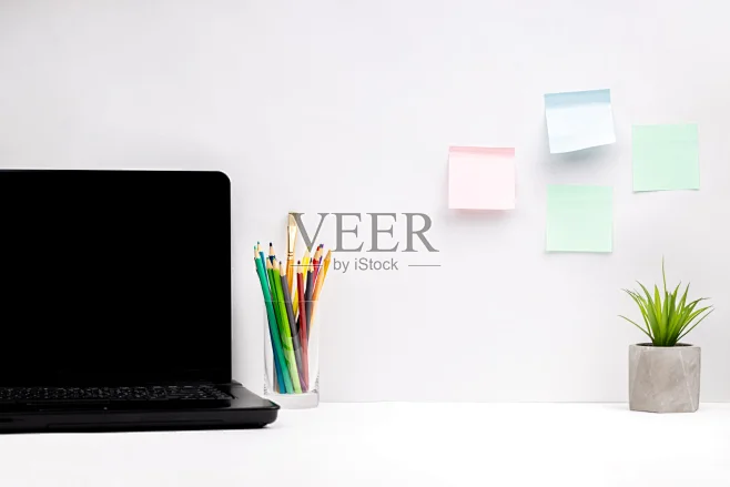 白色的家庭办公室与空白的笔记本模型，便利贴在墙上和一些文具在桌面上。光最小的概念。业务的办公桌背景照片摄影图片-花瓣网