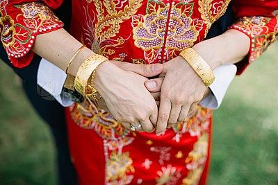 Bridegroom hugging chinese bride from behindBridegroom hugging chinese ...