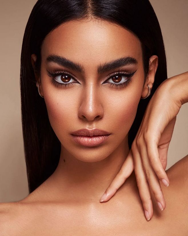 @beauty_vain Photo shared by Lara Gilles - Photo Retouch on December