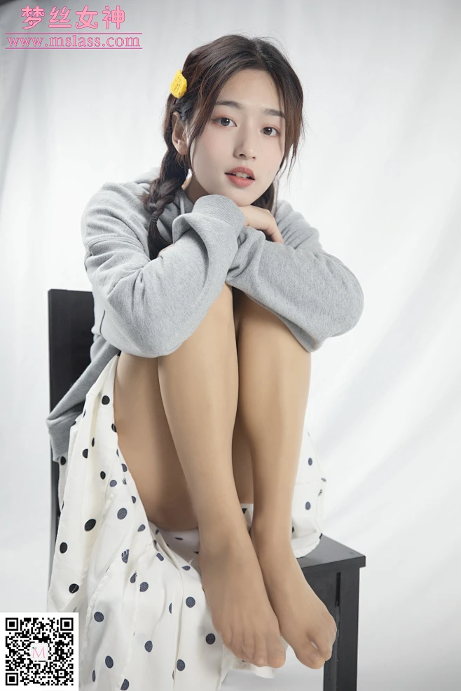 [MSLASS梦丝女神]NO.074 9分颜值 璇璇2 灰色卫衣与白色短裙加肉色丝袜美腿性感私房写真集 第11页_娱乐吧