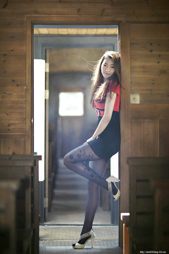 女性站姿照片人体结构参考来自cgbook.cn (112)