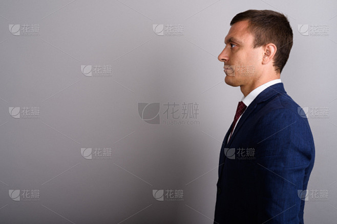 男商人,影棚拍摄,灰色背景,男性美,侧面像,35岁到39岁,仅一个中年男人,30到39岁,半身像,水平画幅