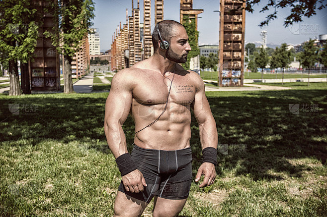英俊的肌肉裸男户外在城市设置